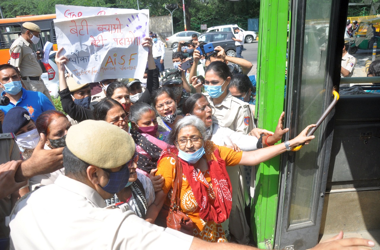 AIDWA PROTESTS AGAINST HATHRAS HORROR, DEMANDS RESIGNATION OF UP CM | Aidwa