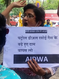 AIDWA Protest in Delhi Condemns Price Rise of Gas and Essential ...